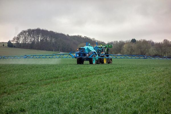 Automoteur ou pulvérisateur agricole trainé : comment choisir